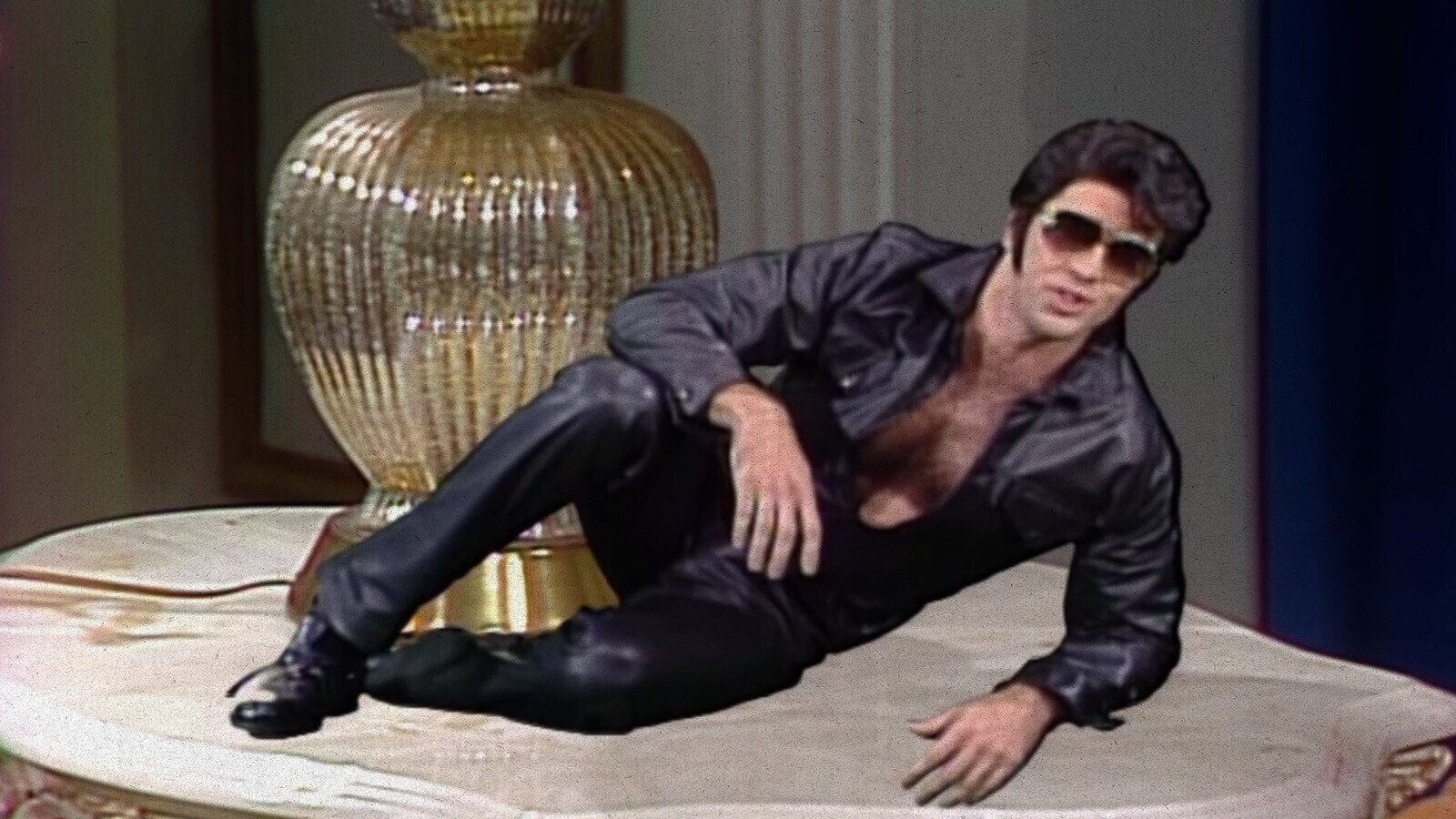13 Of The Funniest Jokes And Burns About Elvis