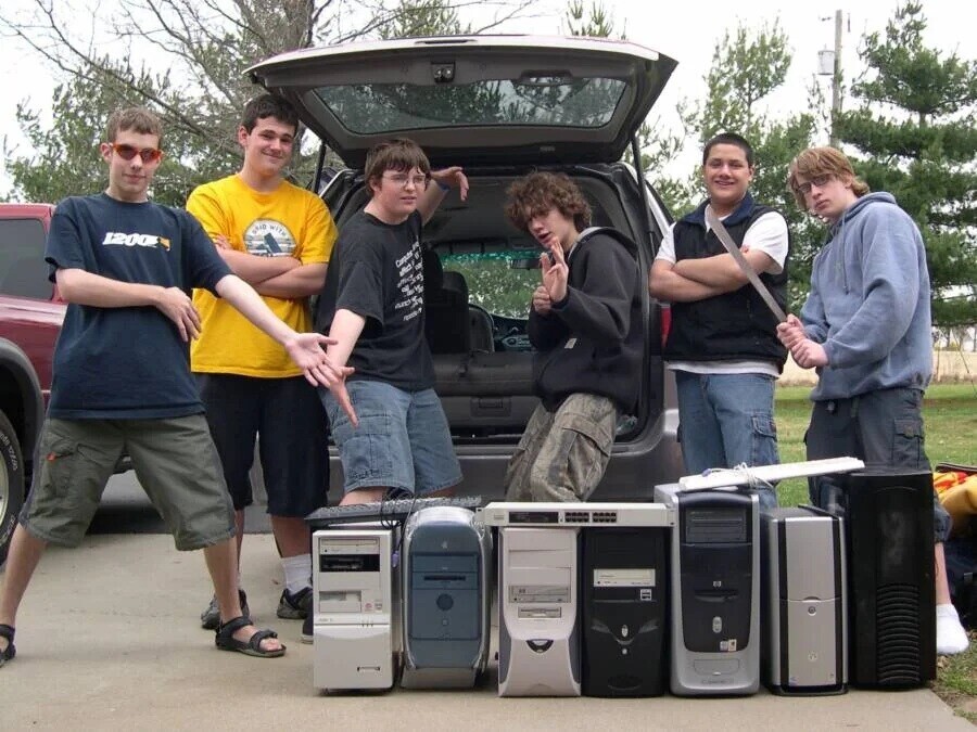 Plugged-In Photos from the Peak of LAN Parties | Cracked.com